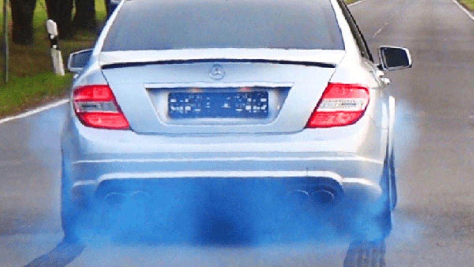 Fumée bleue provenant des gaz d'échappement : raisons et solutions ...